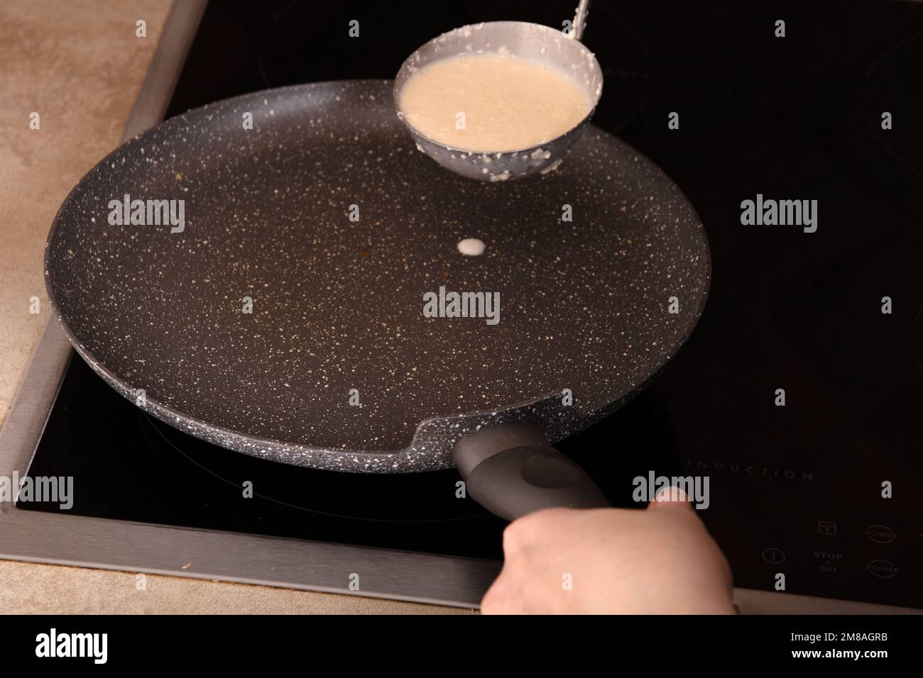 Pouring batter into frying pan hi-res stock photography and images - Alamy