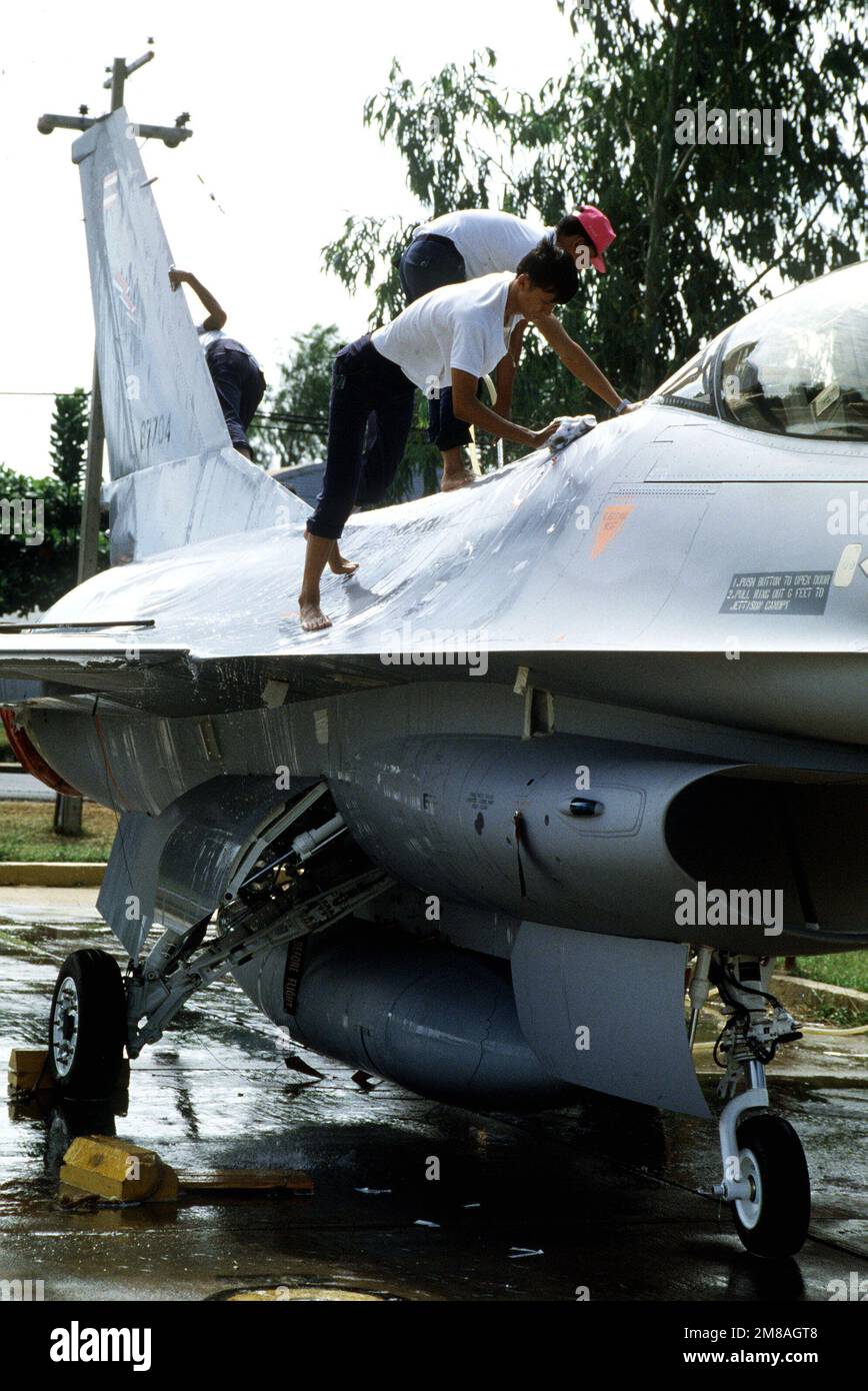 DF-ST-90-04079. Subject Operation/Series: COMMANDO WEST 89-1 Base ...