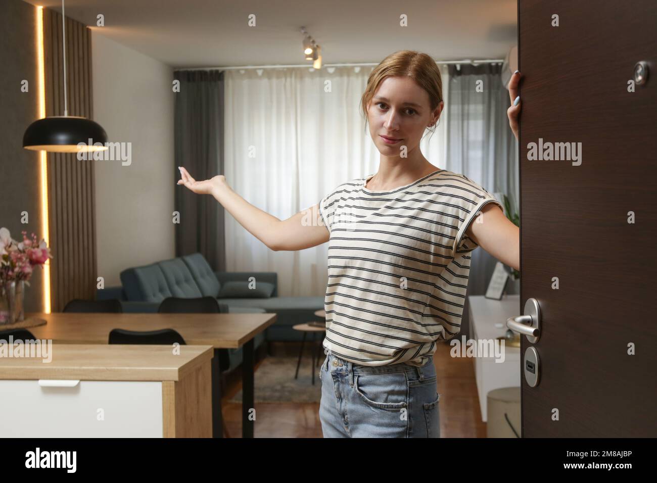 Inviting guests house hi-res stock photography and images - Alamy