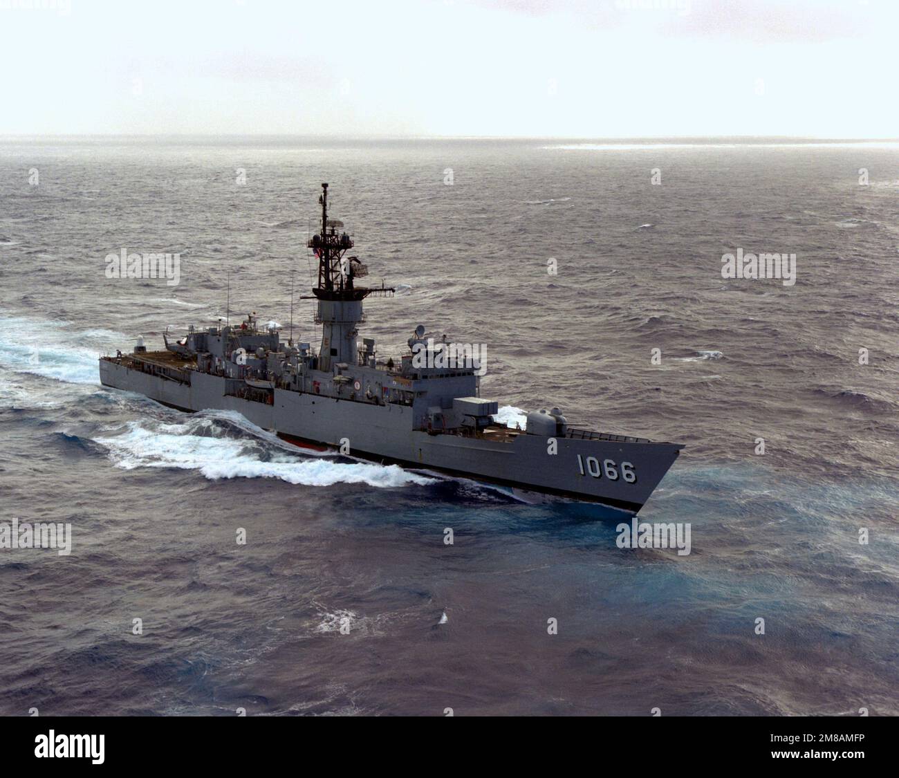 A starboard bow view of the frigate USS MARVIN SHIELDS (FF-1066 ...