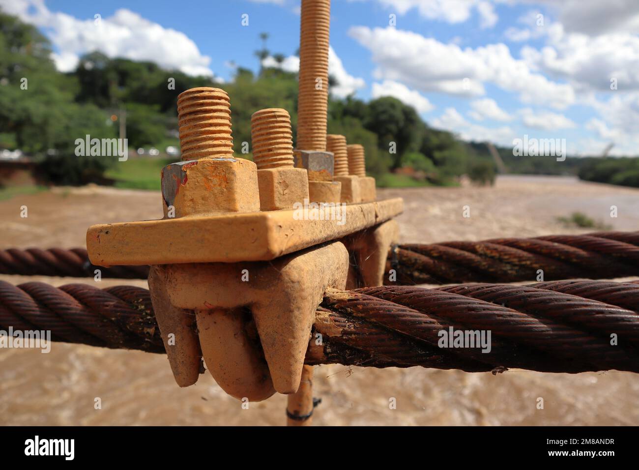 Pedestrian bridge over Rio Piracicaba cable and bolt structure details ...