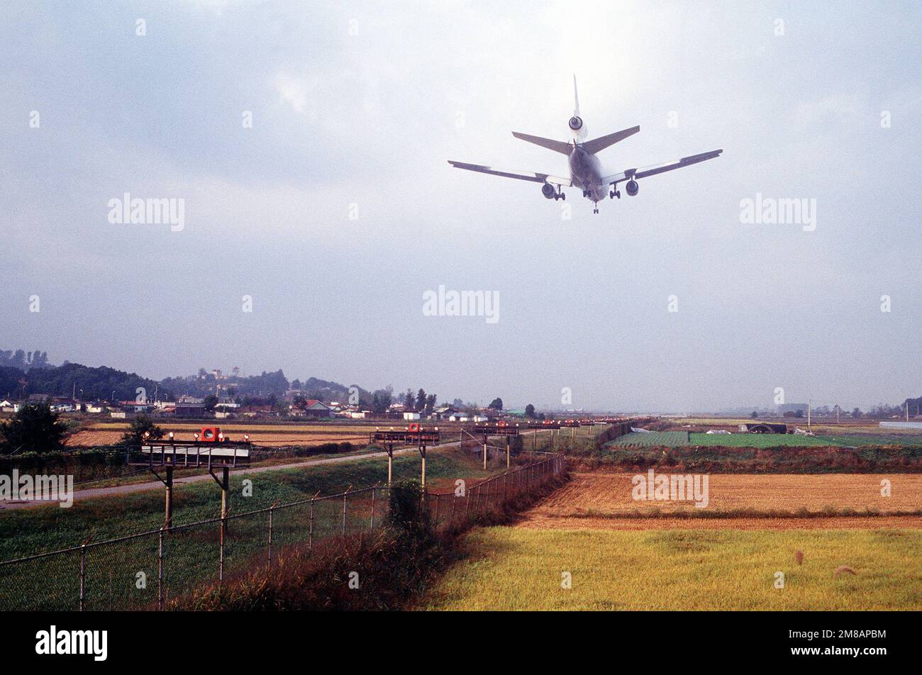 A KC-10A Extender aircraft makes its final approach to Osan Air Base ...