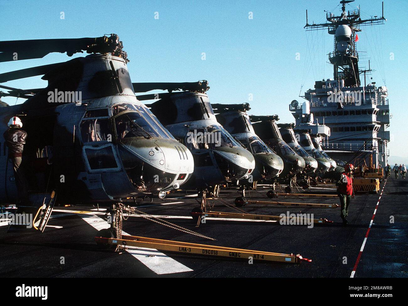 Marine Medium Helicopter Squadron 161 (HMM-161) CH-46E Sea Knight ...