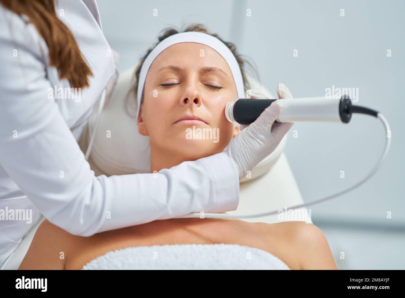 Woman in a beauty salon having face and body treatment Stock Photo - Alamy