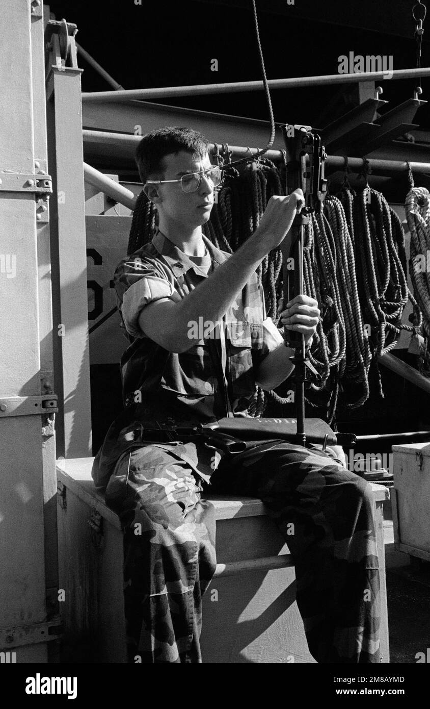 DN-SN-89-04843. Base: USS Cayuga (LST 1186 Stock Photo - Alamy