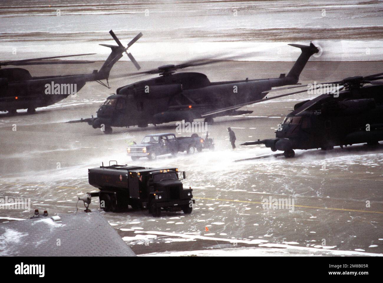 Members of the 20th Special Operations Squadron battle bitter cold to ...