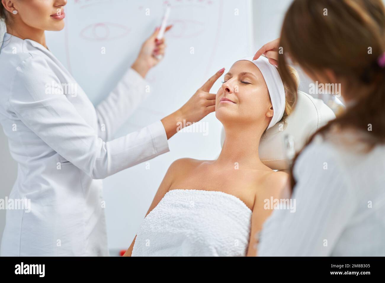 Cosmetology class hi-res stock photography and images - Alamy