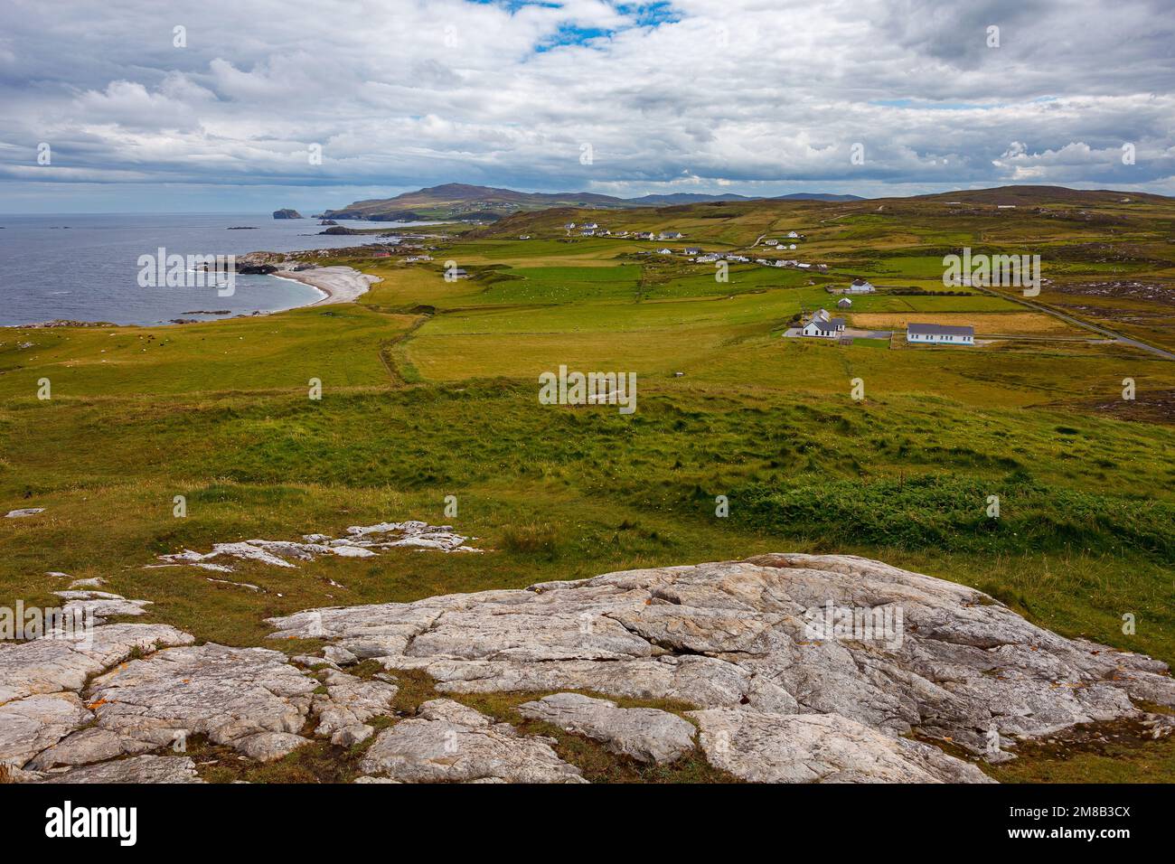 Landscape with farmhouse in the countryside of Ireland Stock Photo - Alamy