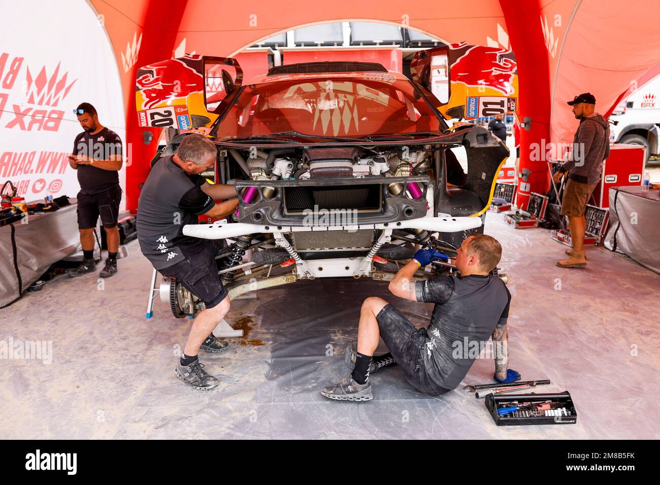 Shaybah, Saudi Arabia - January 13, 2023, BRX Ambiance, mechanic, mecanicien during the Stage 12 ...