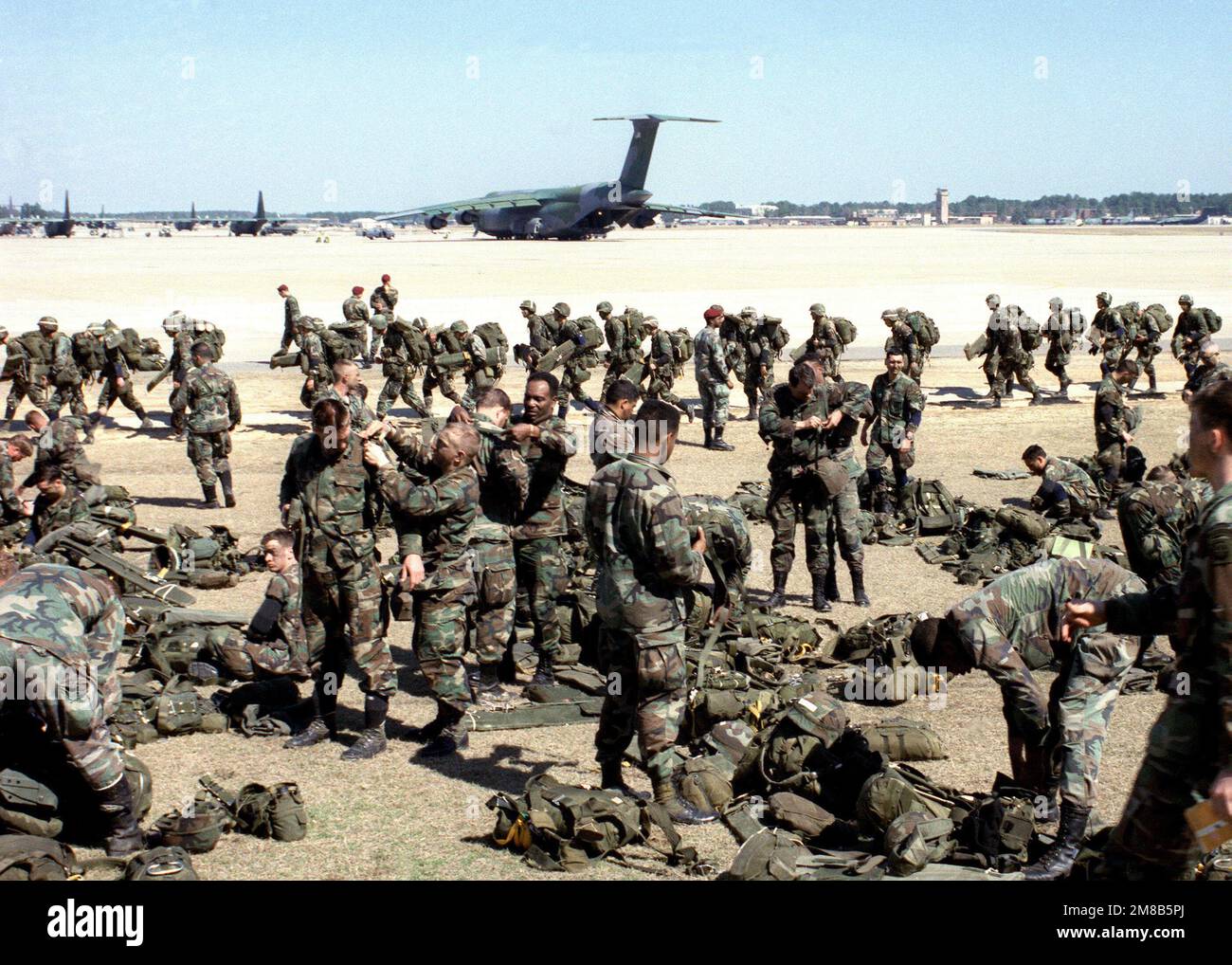 Soldiers boarding aircraft hi-res stock photography and images - Alamy