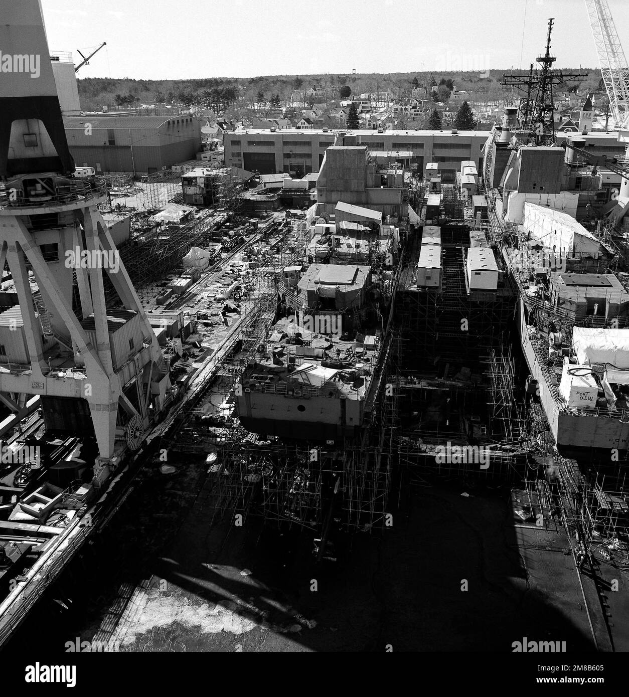 A stern view of the guided missile cruiser GETTYSBURG (CG-64), left, at ...
