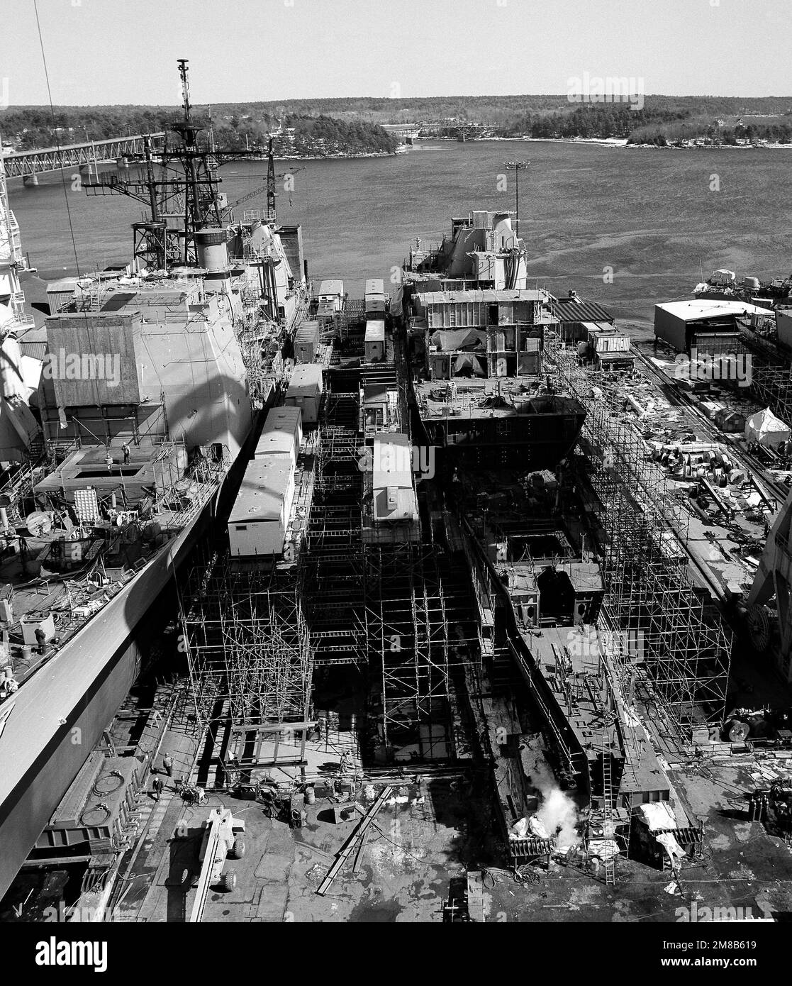A bow view of the guided missile cruiser GETTYSBURG (CG-64) at 40 ...