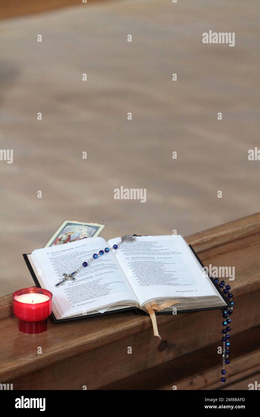 Bible ouverte image hi-res stock photography and images - Alamy