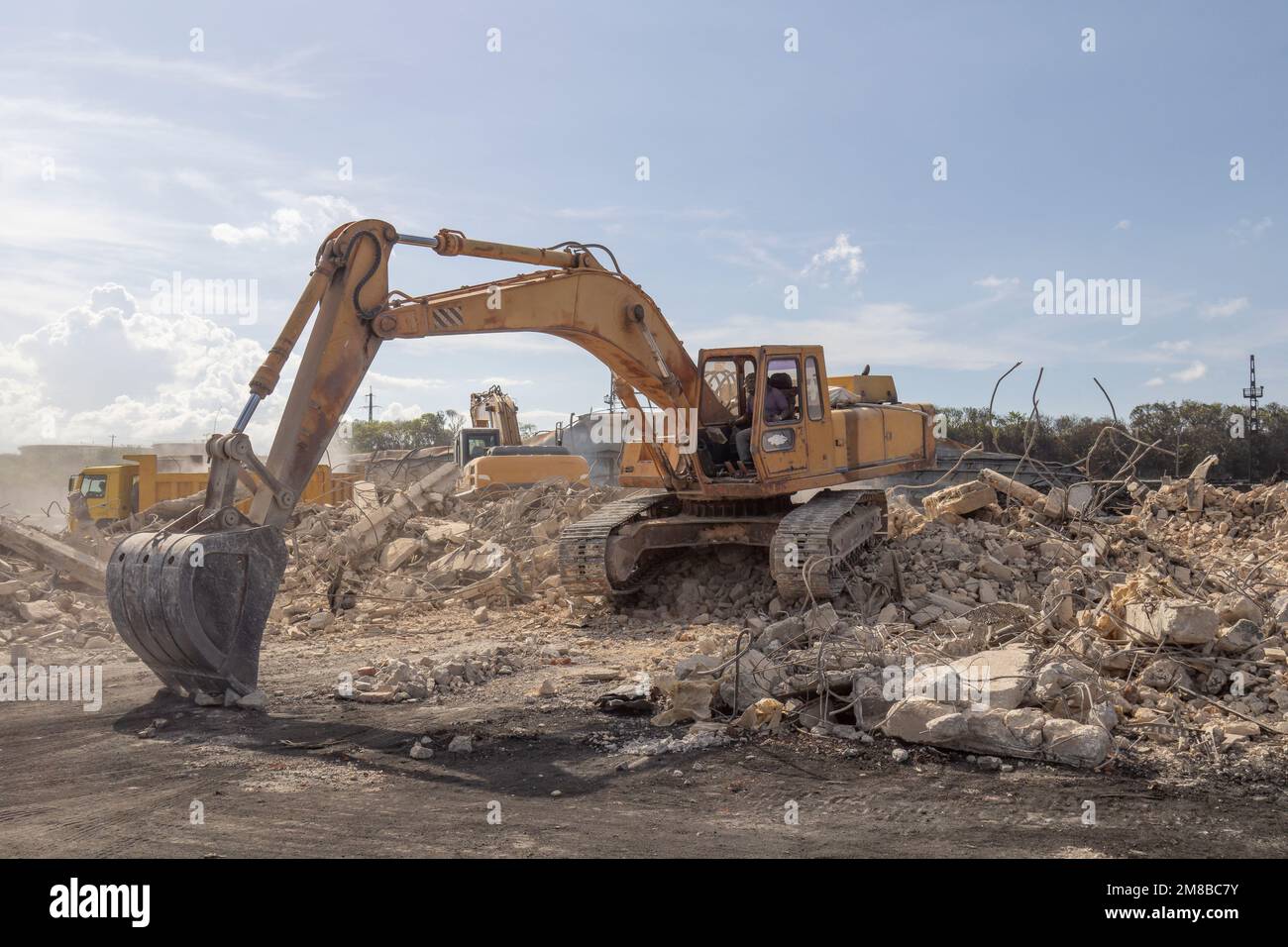 Rubble truck hi-res stock photography and images - Alamy