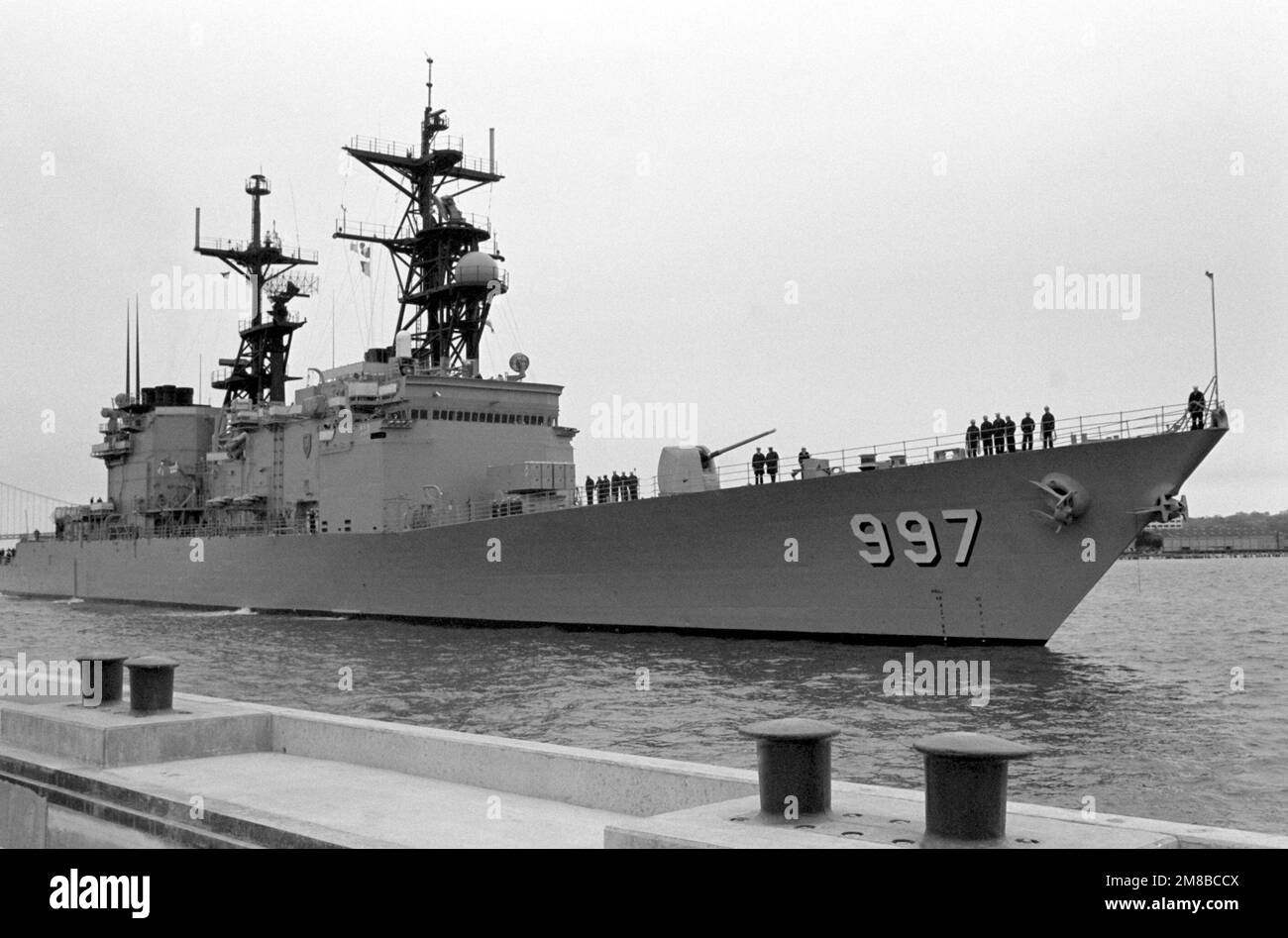 The destroyer USS HAYLER (DD 997) comes alongside a pier at the naval ...