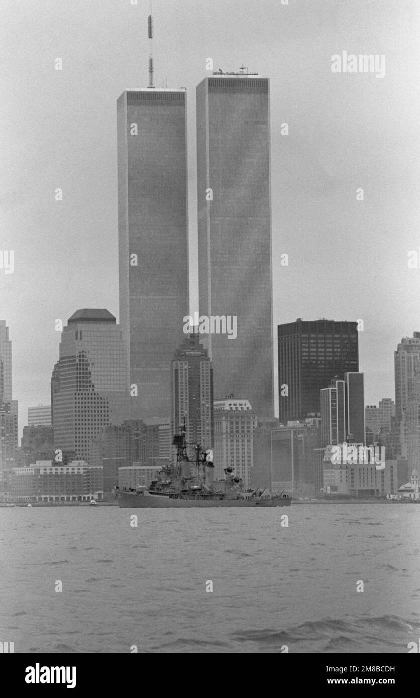 The guided missile destroyer USS MACDONOUGH (DDG 39) passes Manhattan ...
