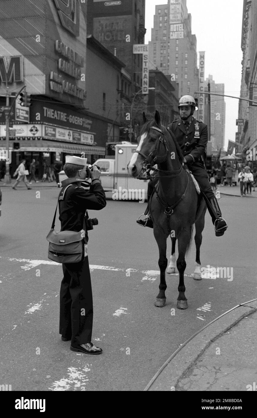 Policeman on horseback in ny hi-res stock photography and images - Alamy