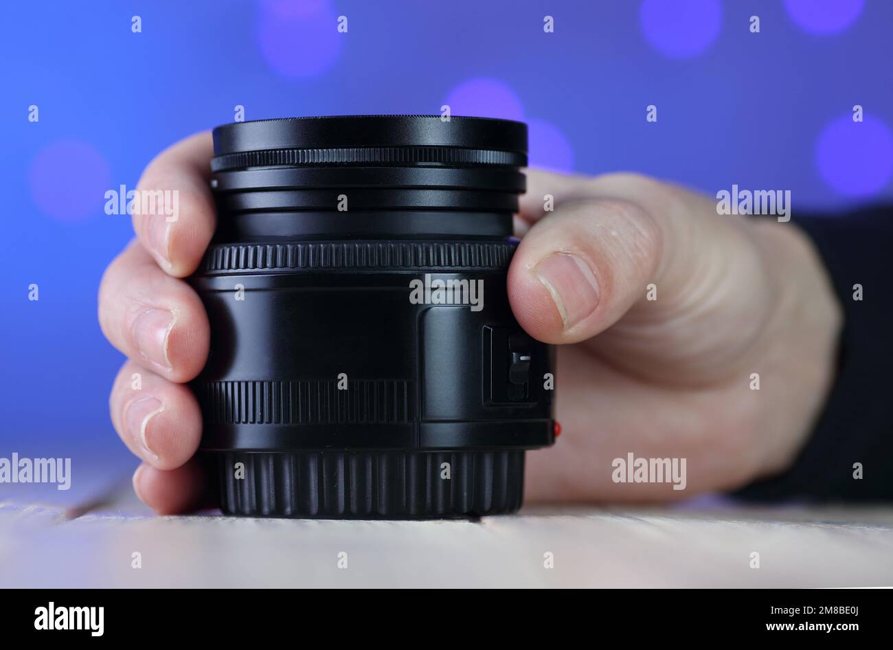 Lens in hand hi-res stock photography and images - Alamy