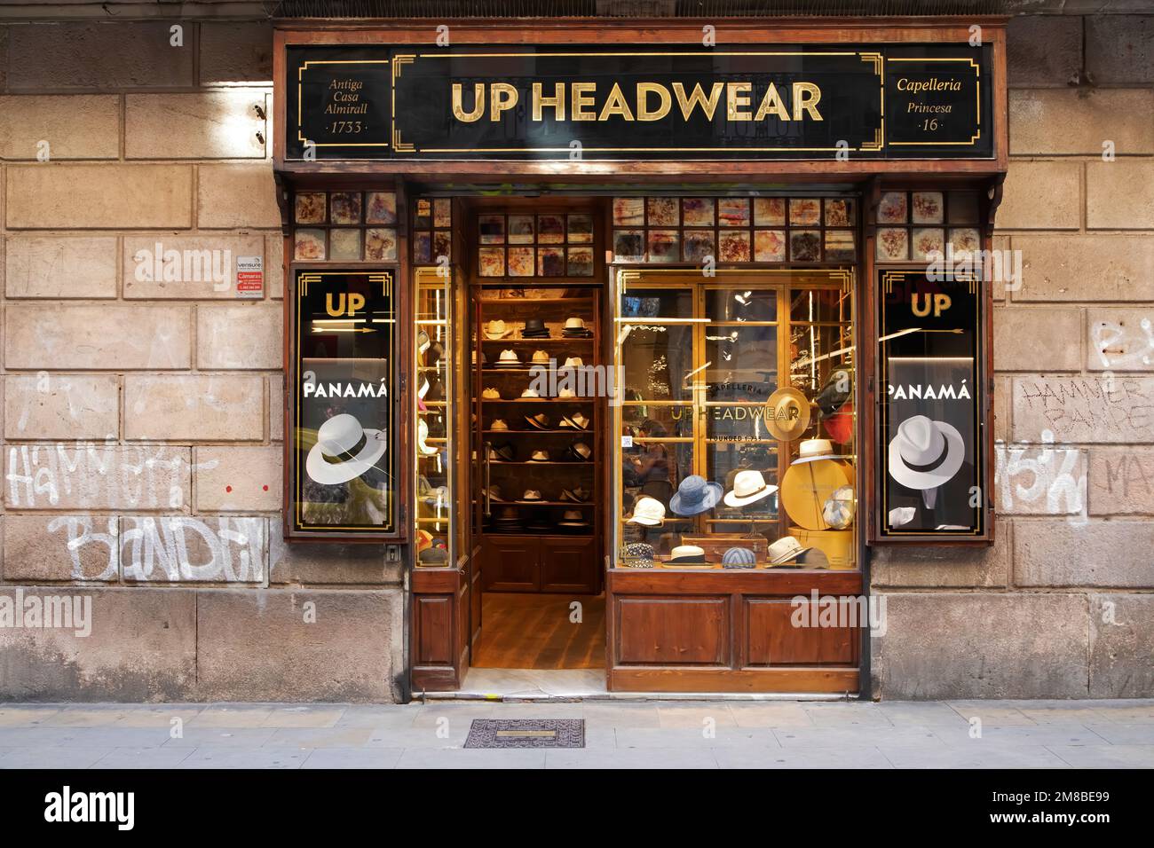 Vintage hat store in Barcelona Stock Photo - Alamy