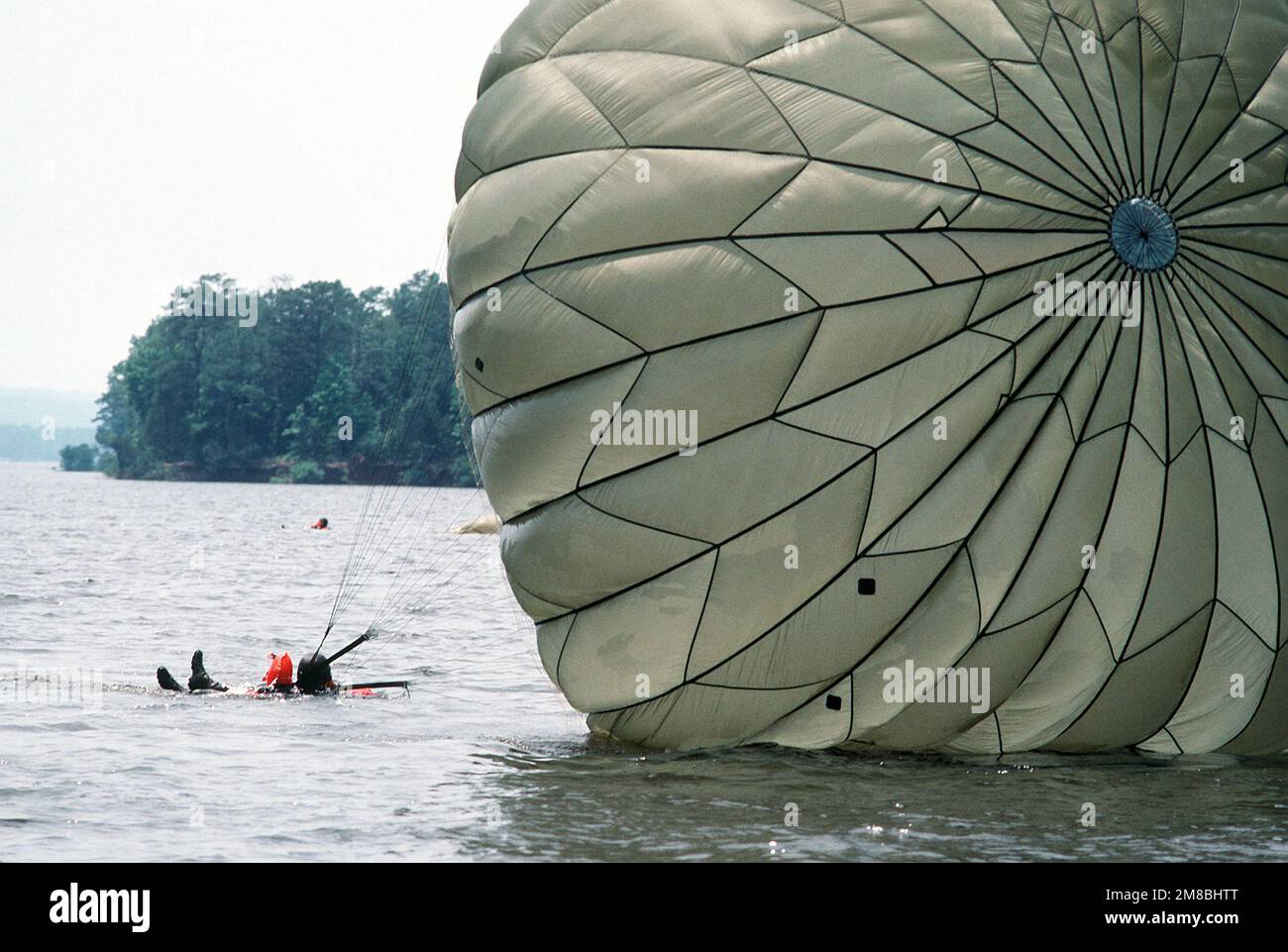 Parajumpers of the 21st tactical Air Support Squadron land in the water ...