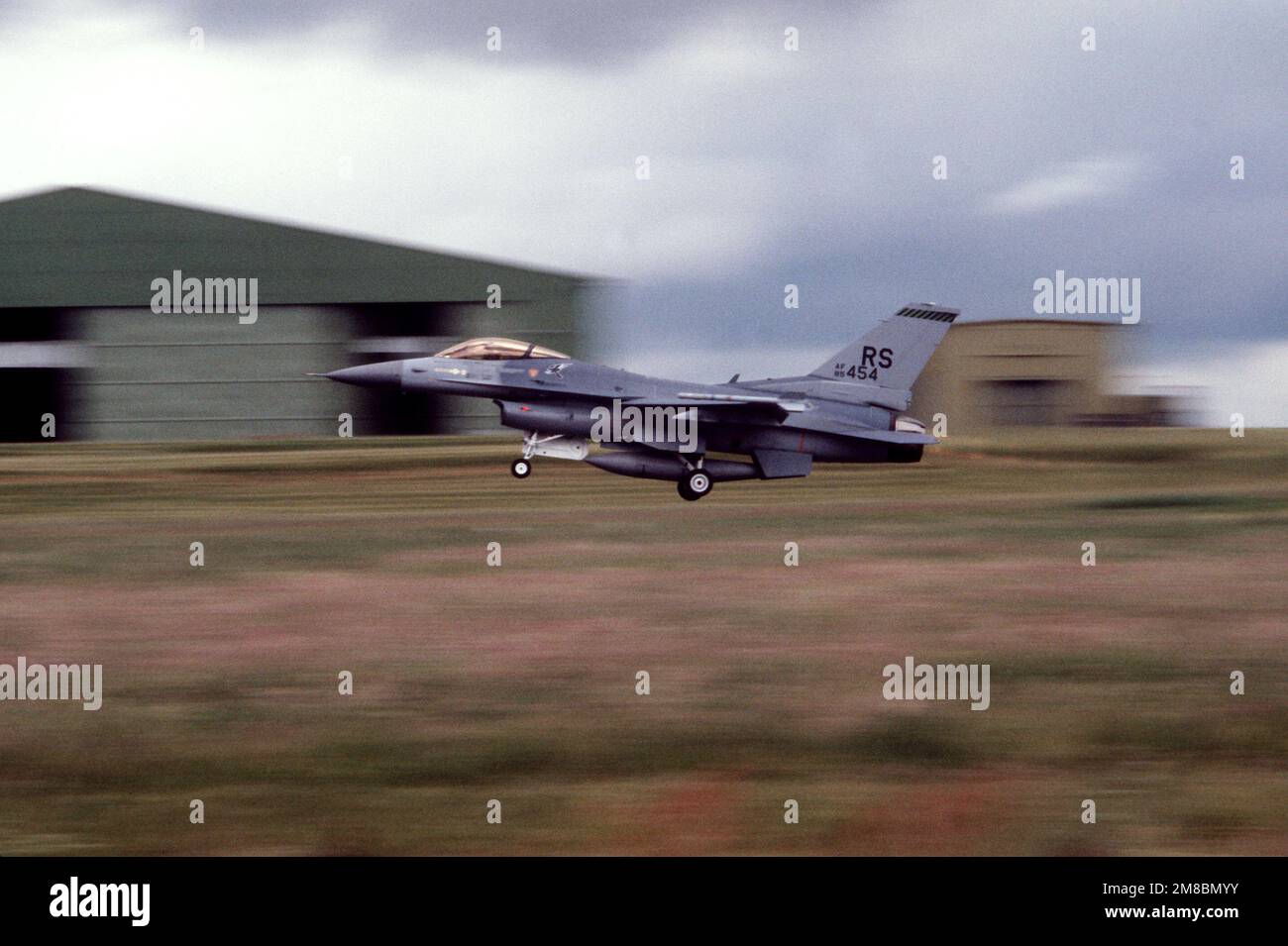 An 86th Tactical Fighter Wing F-16C Fighting Falcon aircraft takes off ...
