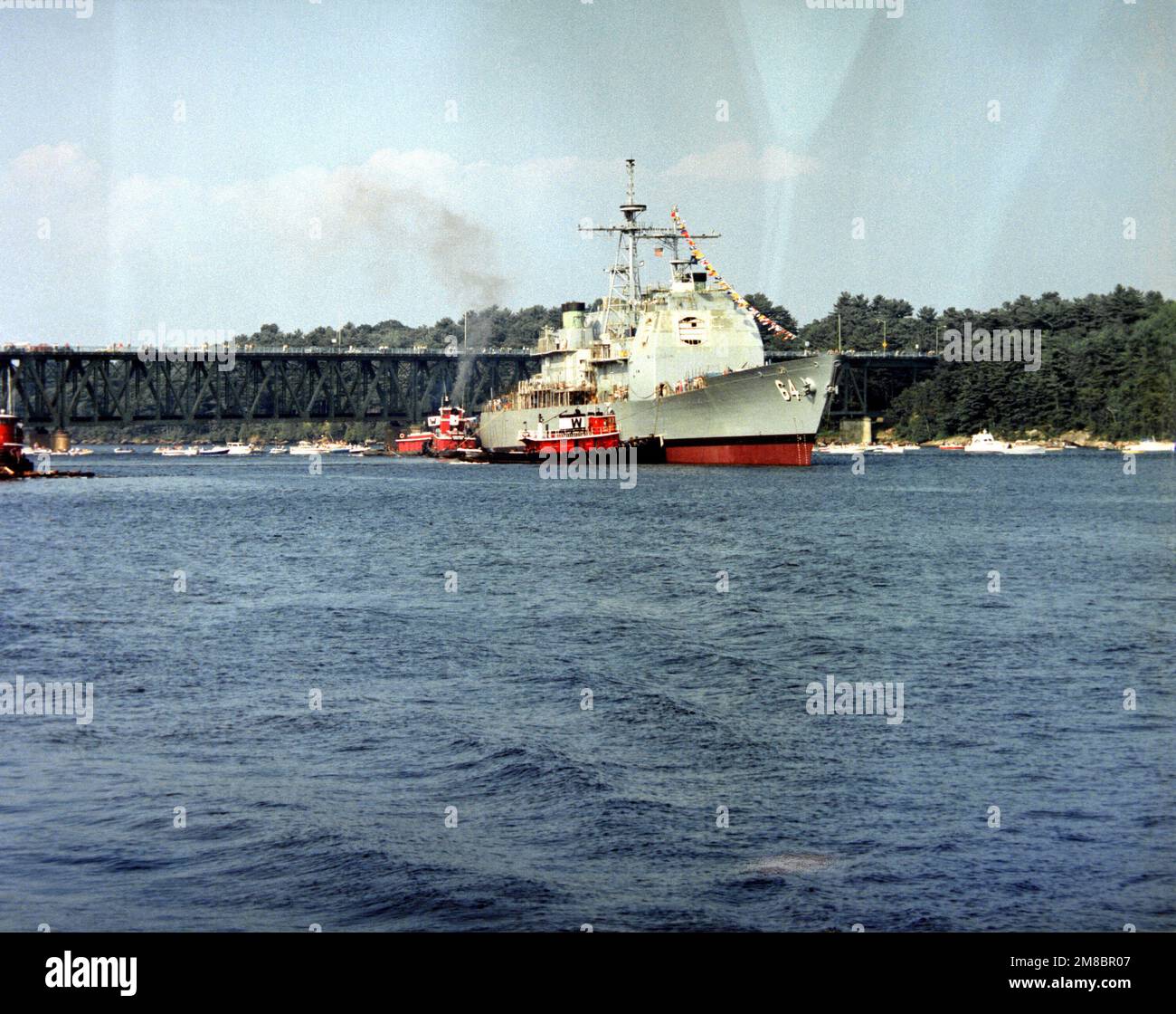 Harbor tugs maneuver the guided missile cruiser GETTYSBURG 9CG-64 ...