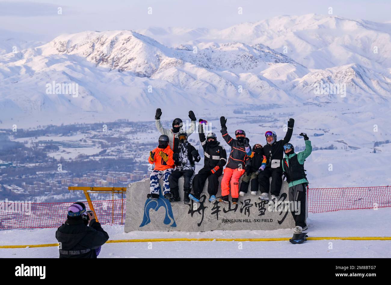 (230113) -- ALTAY, Jan. 13, 2023 (Xinhua) -- Tourists pose for photos ...
