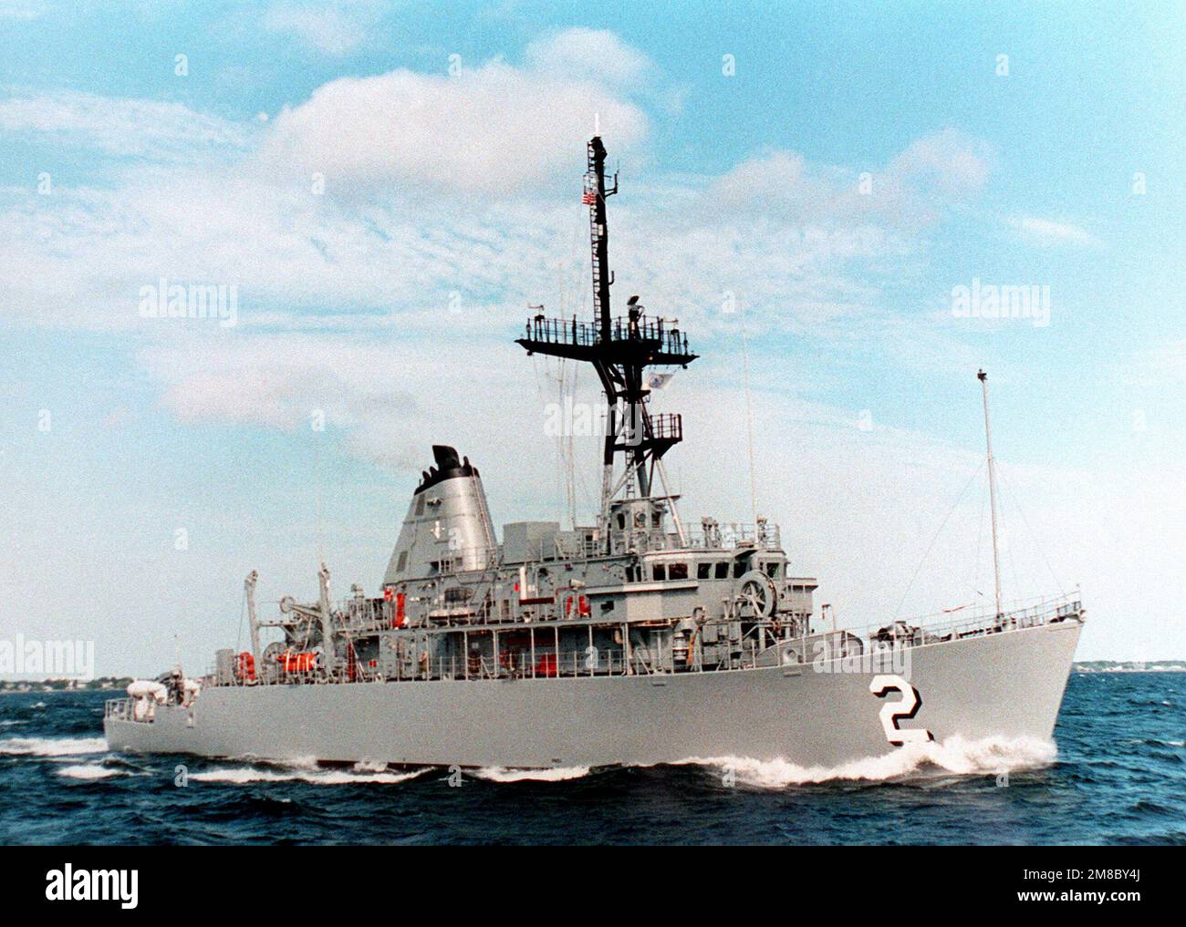 A starboard bow view of the mine countermeasures ship USS DEFENDER (MCM ...