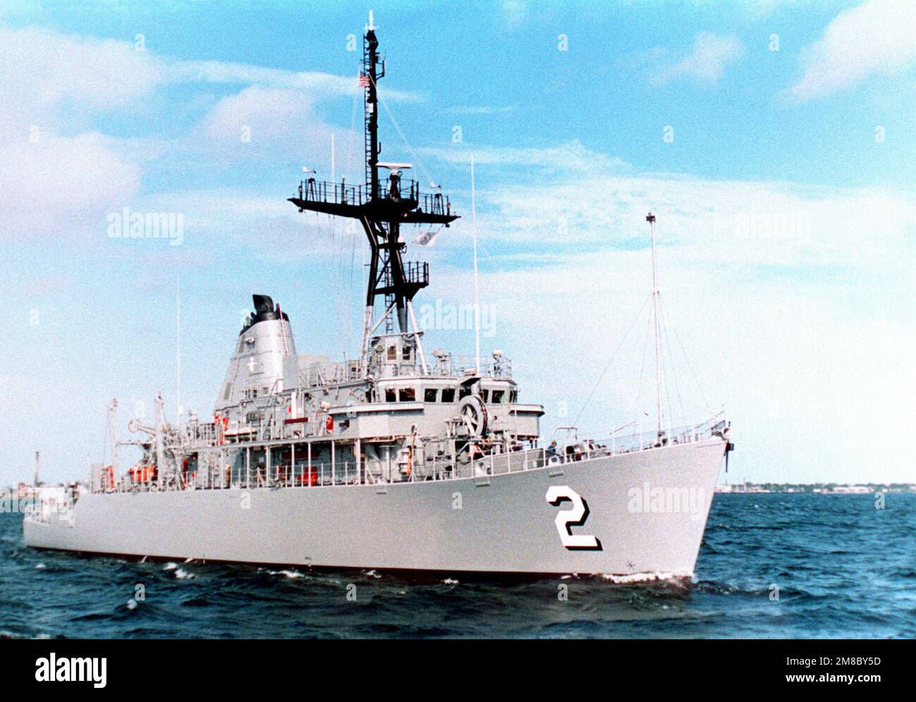 A starboard bow view of the mine countermeasures ship USS DEFENDER (MCM ...