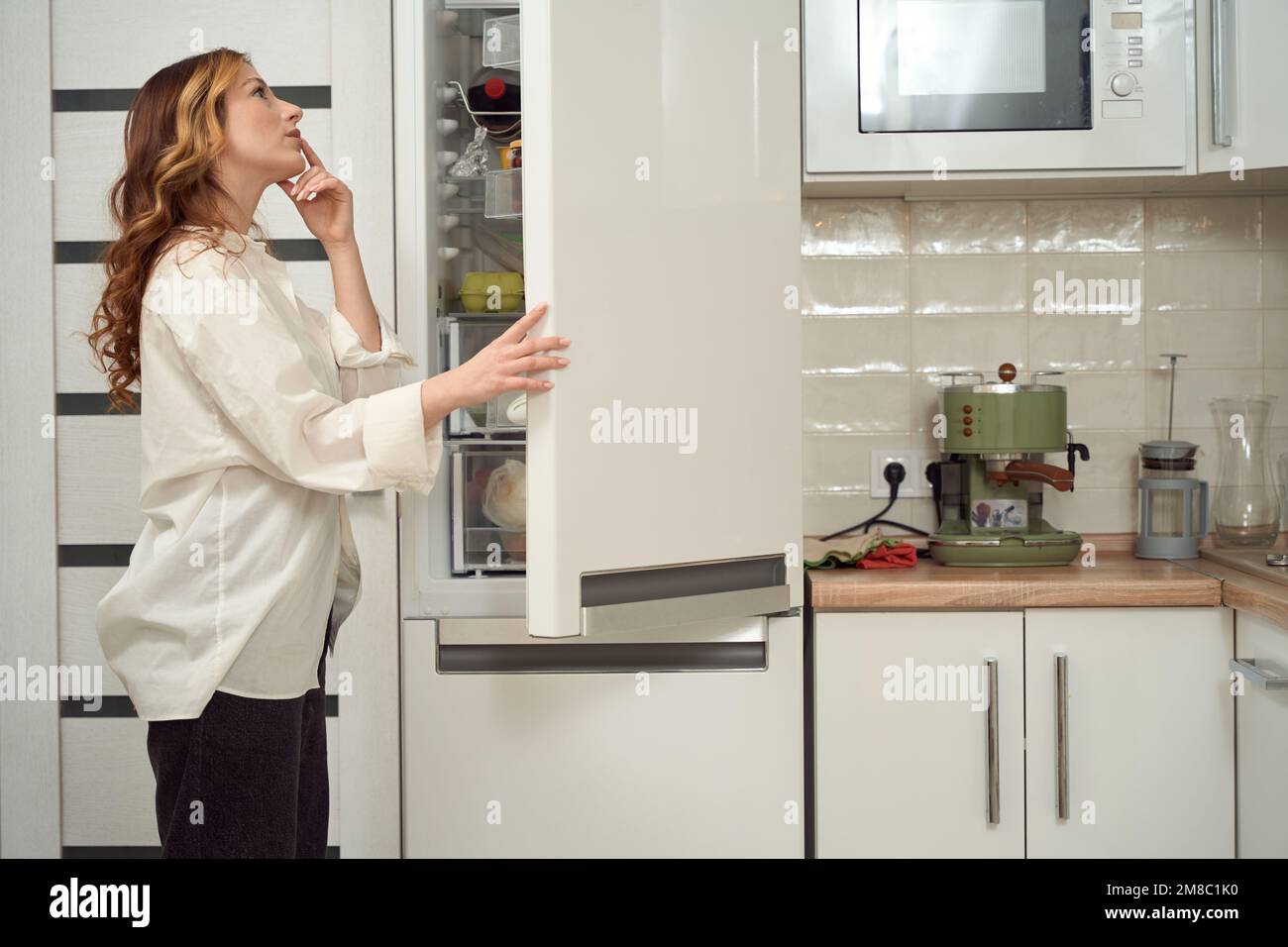 Look in the refrigerator hi-res stock photography and images - Alamy