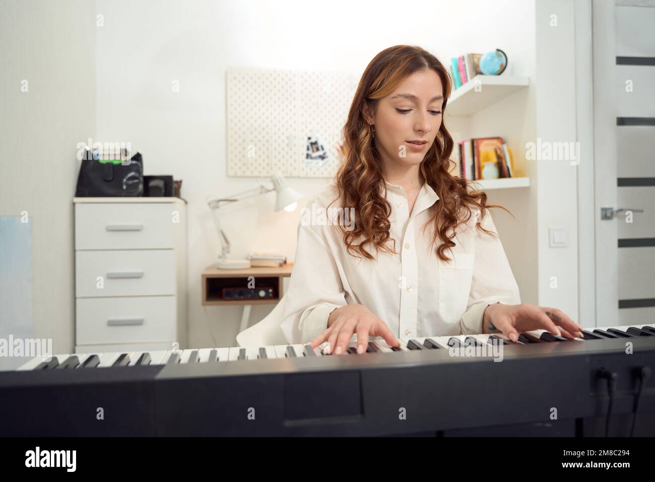 Keyboardist hi-res stock photography and images - Alamy