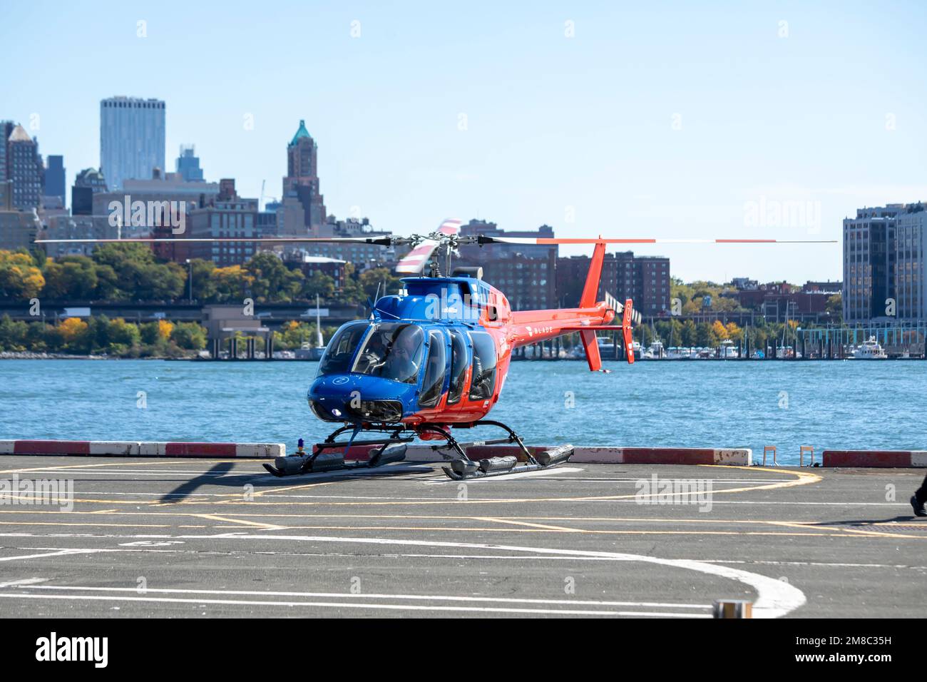 Helicopter landing on water hi-res stock photography and images - Alamy
