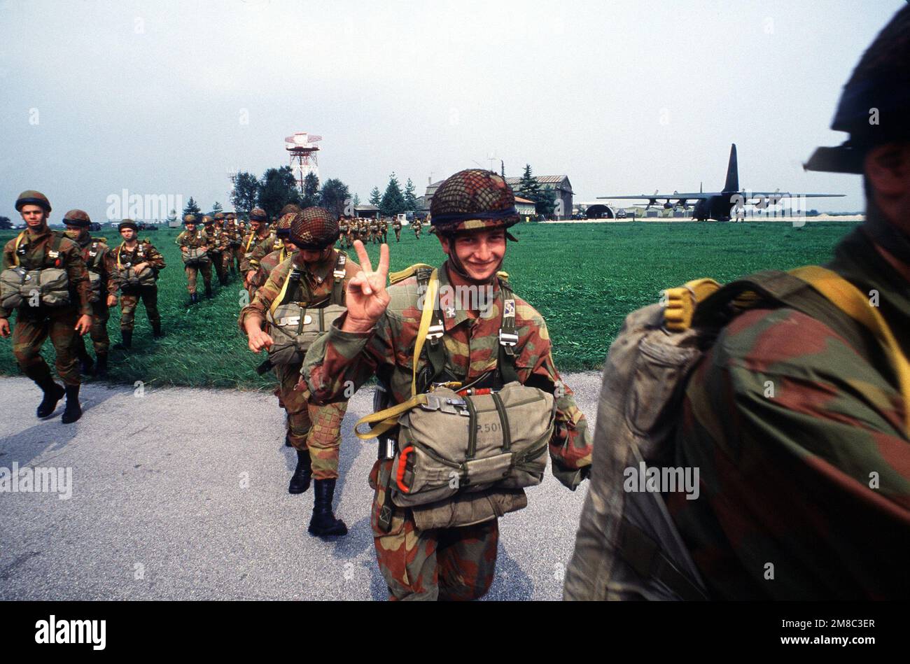Italian paratroopers hi-res stock photography and images - Alamy