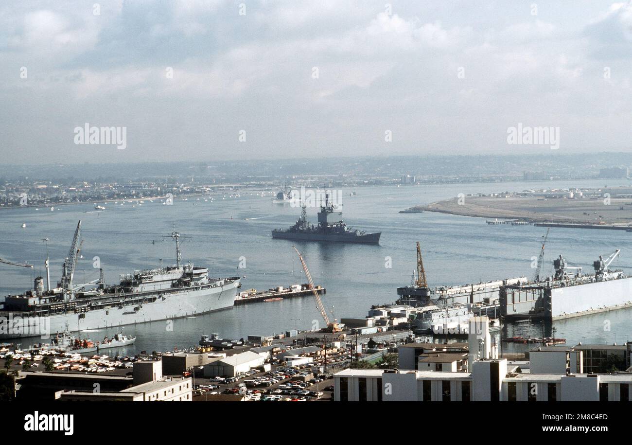 The nuclear-powered guided missile cruiser USS LONG BEACH (CGN 9 ...