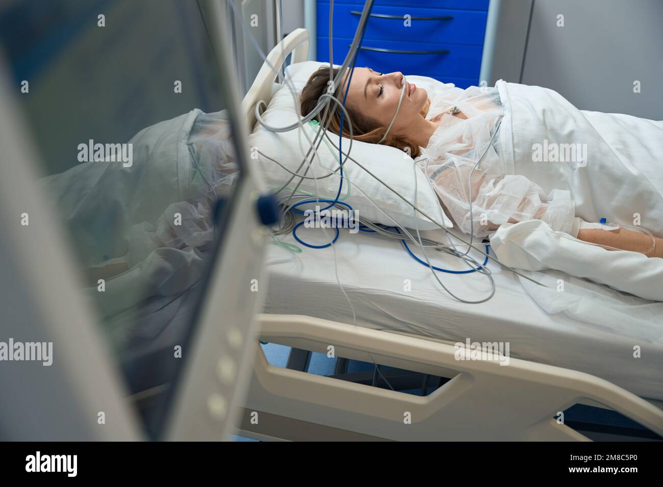 Woman intensive care patient bed hi-res stock photography and images ...