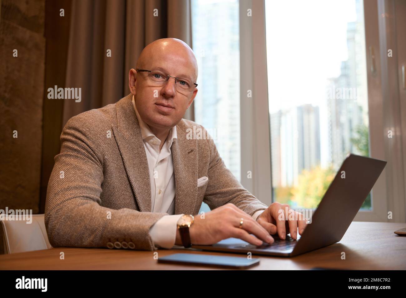 Head works at the desktop in a stylish office Stock Photo - Alamy