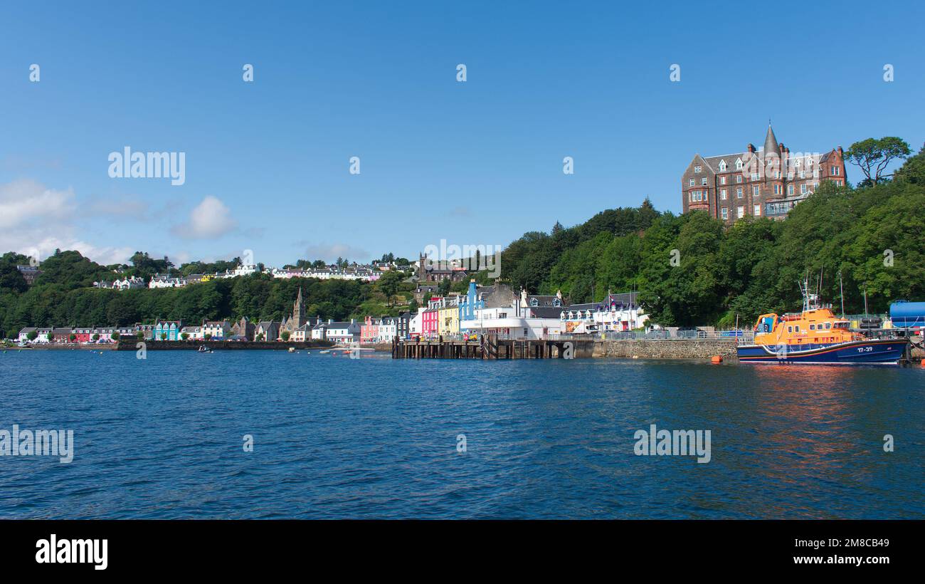 Tobermory Bay, Tobermory, Isle of Mull, Argyll, Scotland with blue ...