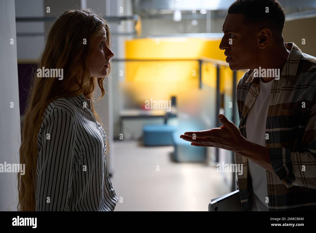 Young man and woman arguing in the office Stock Photo - Alamy