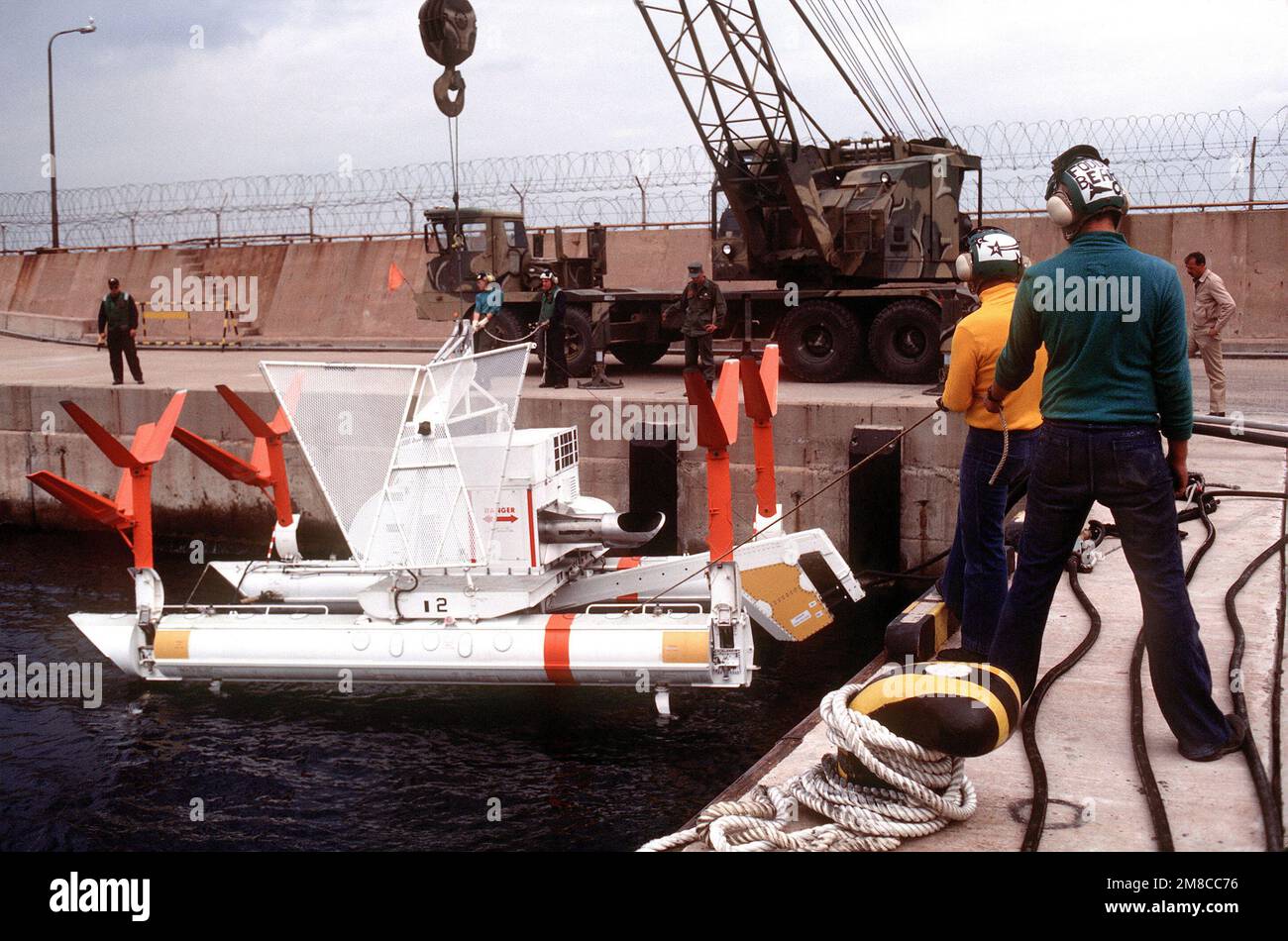 Members of Helicopter Mine Countermeasures Squadron 15 (HM-15) steady a ...