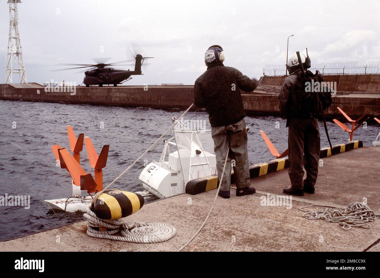 Members of Helicopter Mine Countermeasure Squadron 15 (HM-15) hold ...