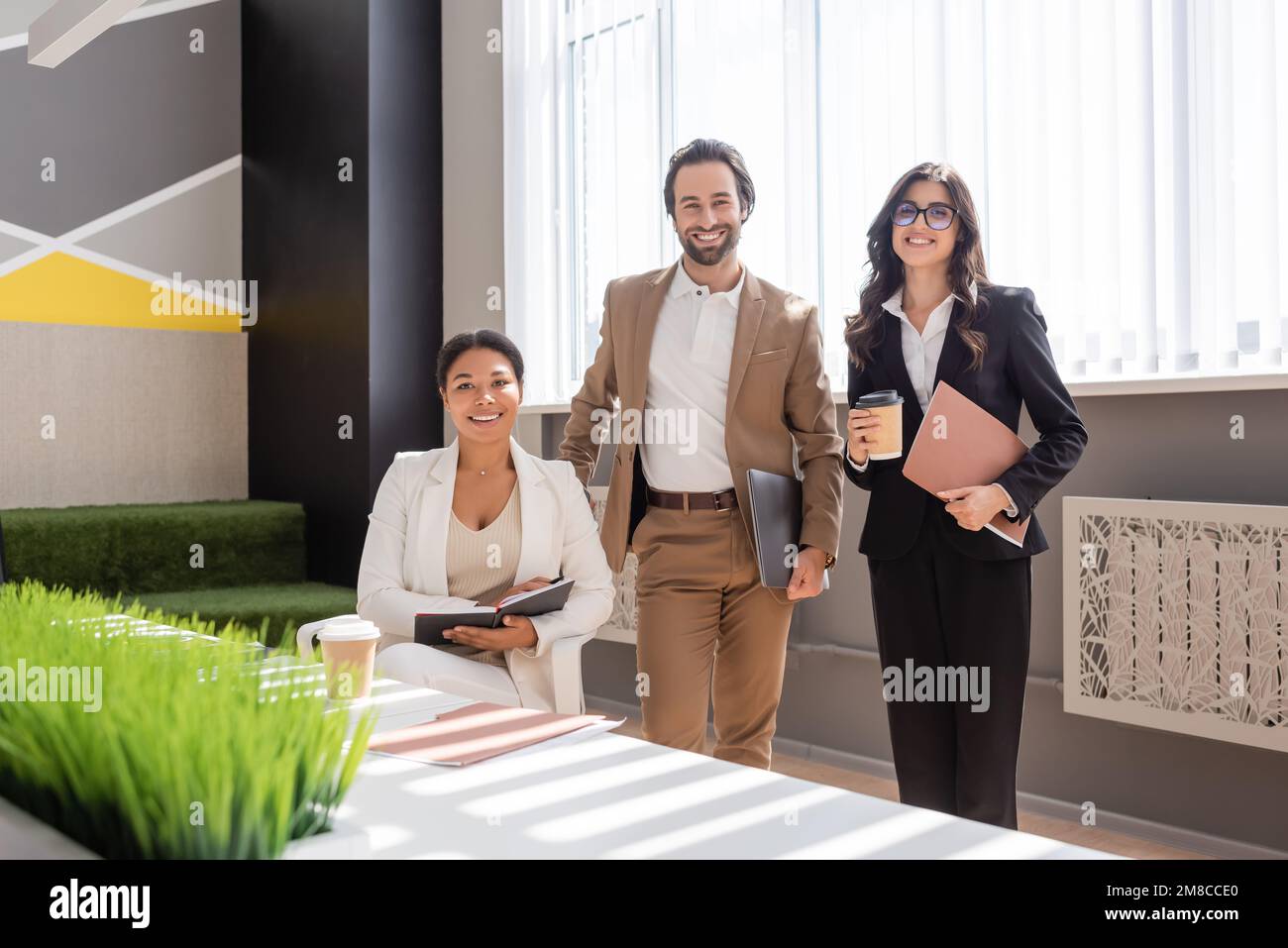 Modern office interior people work hi-res stock photography and images ...