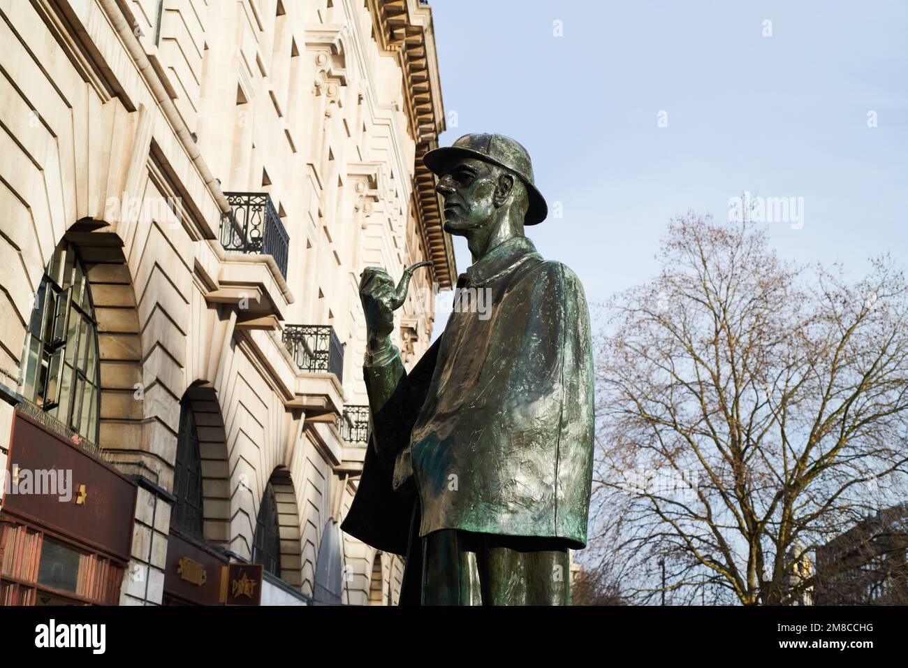 Statue of the legendary investigator Sherlock Holmes outside Baker ...