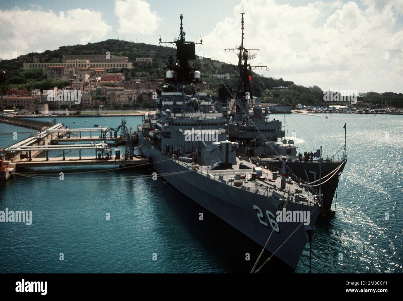 A starboard bow view of the guided missile cruiser USS BELKNAP (CG-26 ...