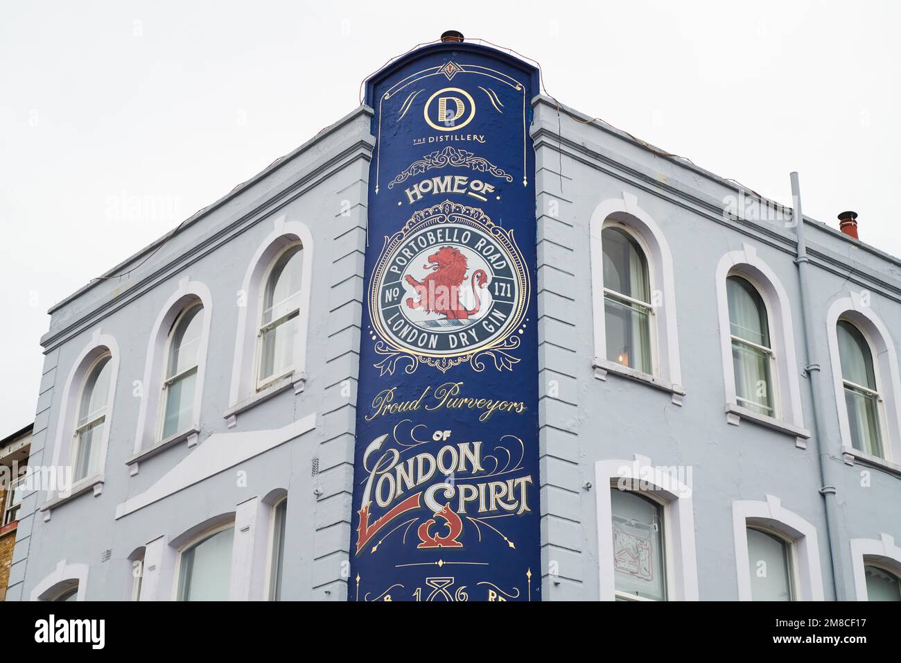 Facade of a traditional British pub in the Notting Hill Gate area of ...