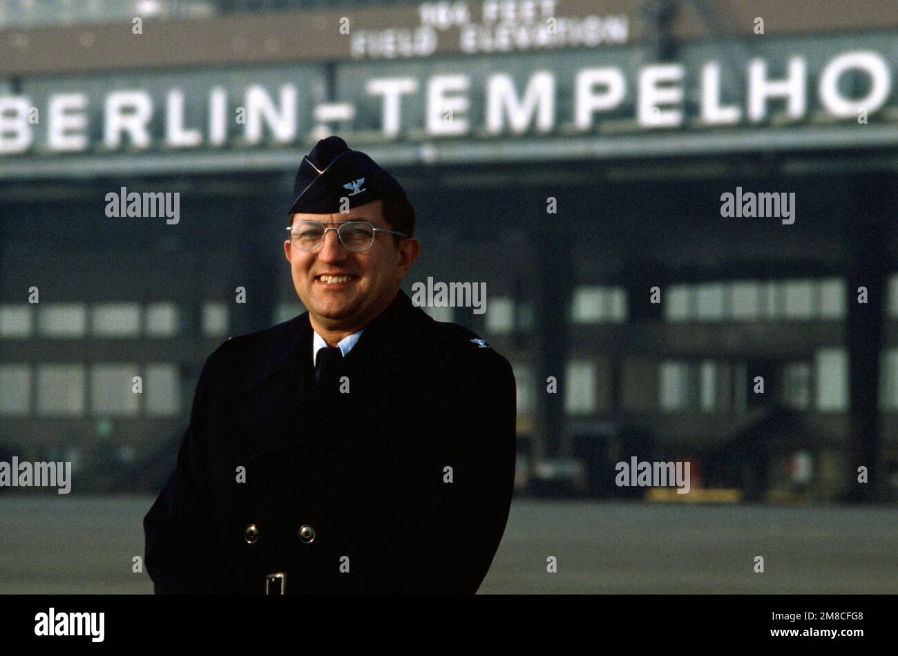 Airport stands hi-res stock photography and images - Alamy