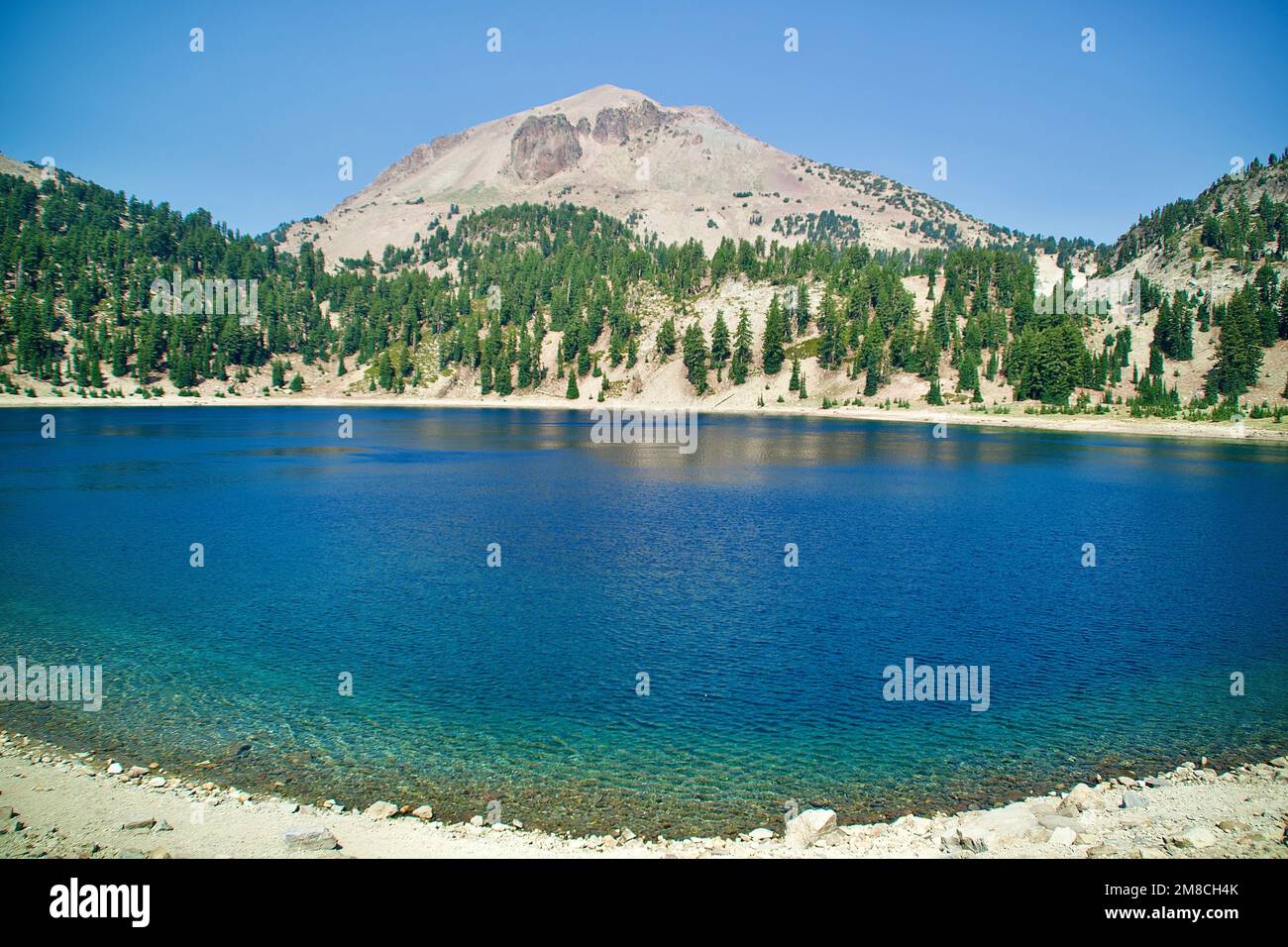 The beautiful view of Lake Helen in Lassen Volcanic National Park ...