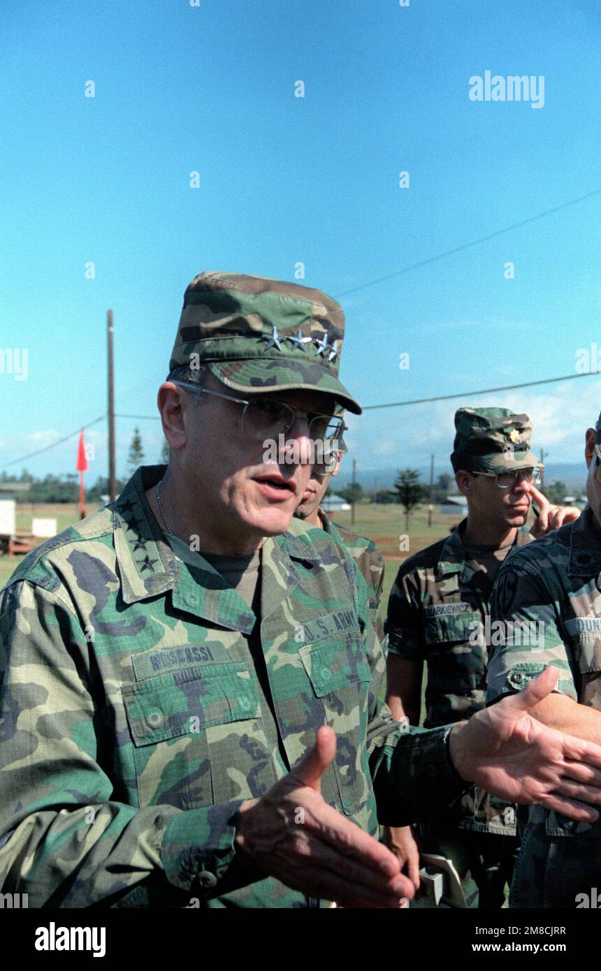 GEN Robert W. Riscassi, Vice CHIEF of STAFF, U.S. Army, talks with ...