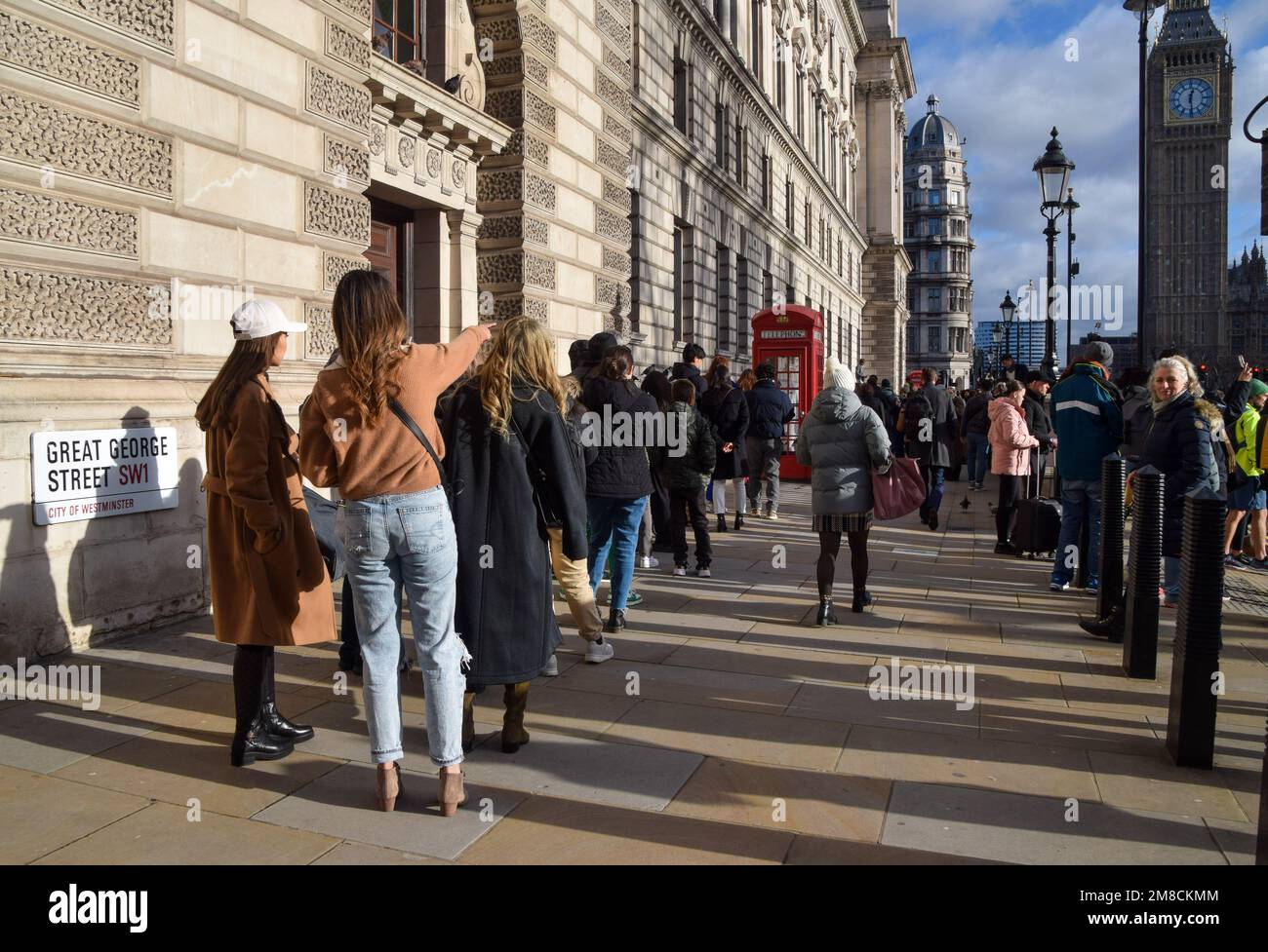 London, England, UK. 13th Jan, 2023. Tourists wait in long queues in Parliament Square to take ...