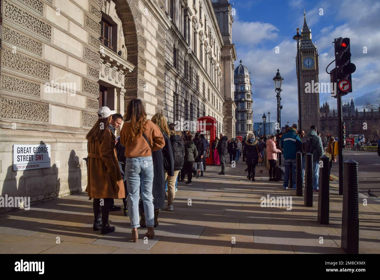 London, England, UK. 13th Jan, 2023. Tourists wait in long queues in Parliament Square to take ...