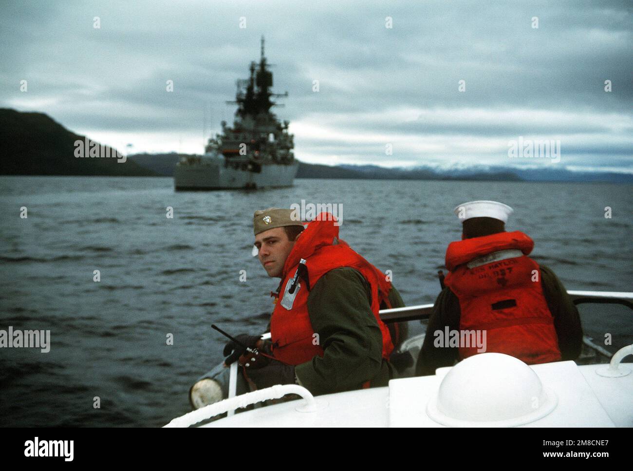 The gig of the destroyer USS HAYLER (DD-997) approaches the guided ...